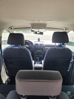 Black Volkswagen Touran 2005 in Klaipeda, with an engine capacity of 1.97 L and mileage of 336 thousand km for 1350 €, photo 9 on AUTOMOTO.COM.LV