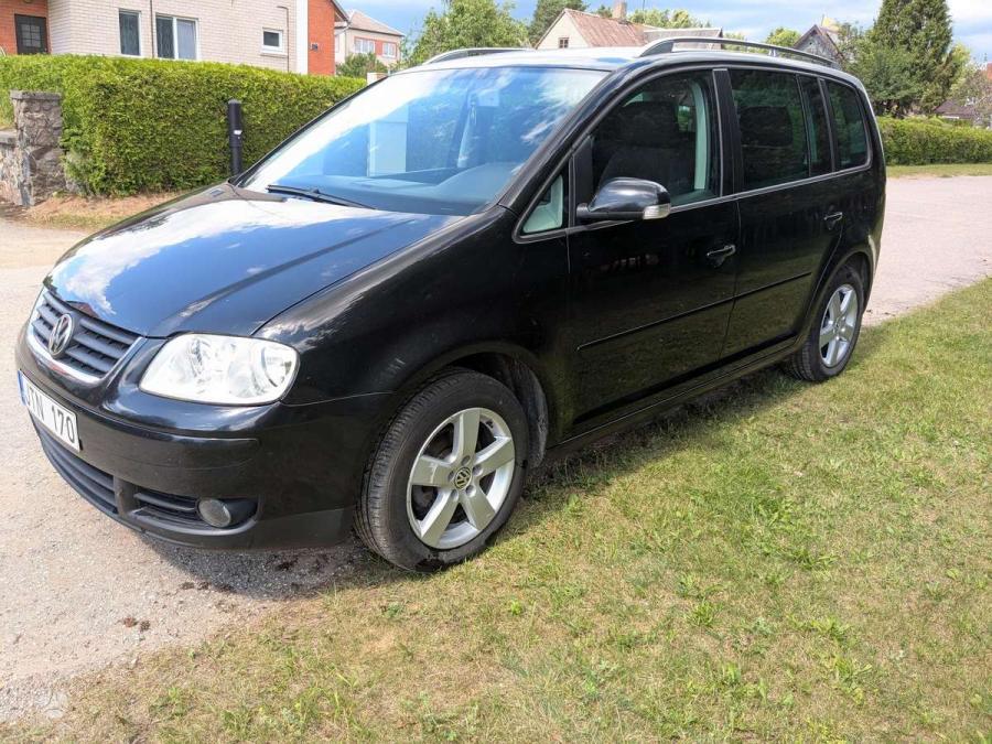 Black Volkswagen Touran 2005 in Rokiskis, with an engine capacity of 1.90 L and mileage of 270 thousand km for 2350 €, photo 1 on AUTOMOTO.COM.LV