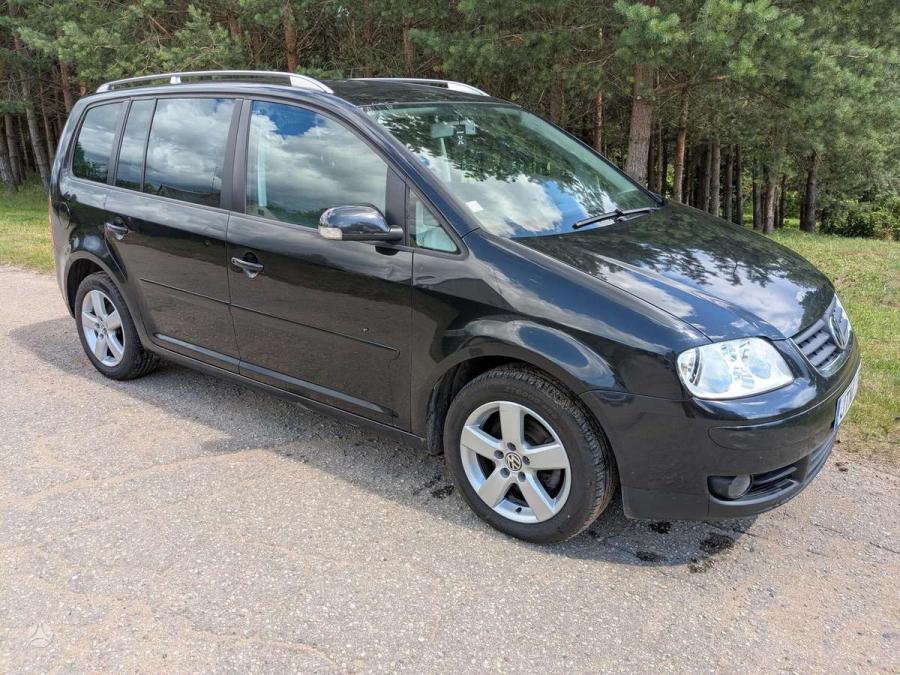 Black Volkswagen Touran 2005 in Rokiskis, with an engine capacity of 1.90 L and mileage of 270 thousand km for 2350 €, photo 3 on AUTOMOTO.COM.LV