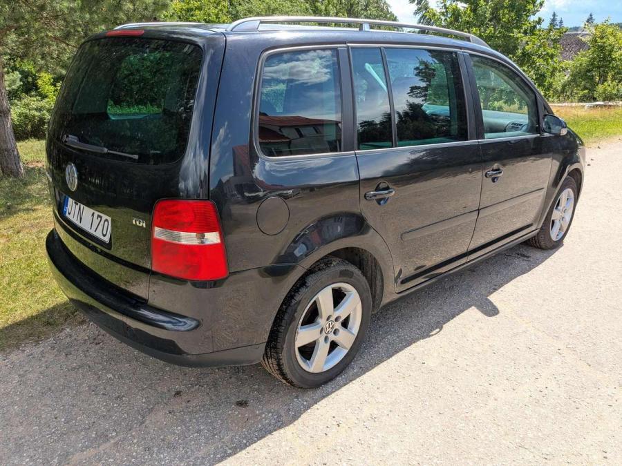 Black Volkswagen Touran 2005 in Rokiskis, with an engine capacity of 1.90 L and mileage of 270 thousand km for 2350 €, photo 4 on AUTOMOTO.COM.LV