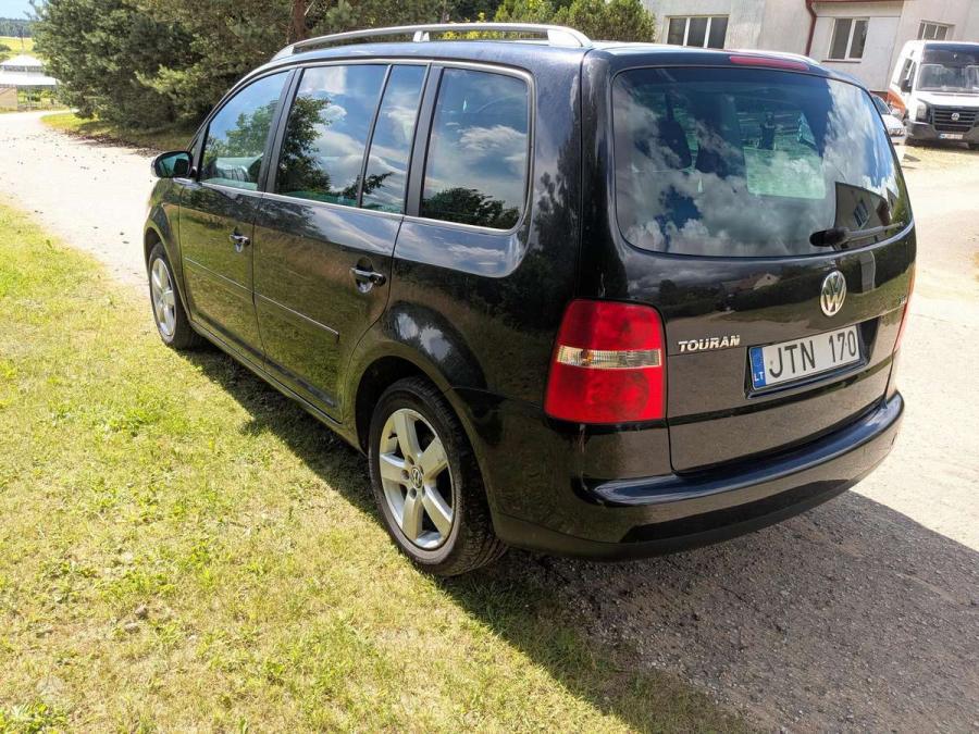 Black Volkswagen Touran 2005 in Rokiskis, with an engine capacity of 1.90 L and mileage of 270 thousand km for 2350 €, photo 5 on AUTOMOTO.COM.LV