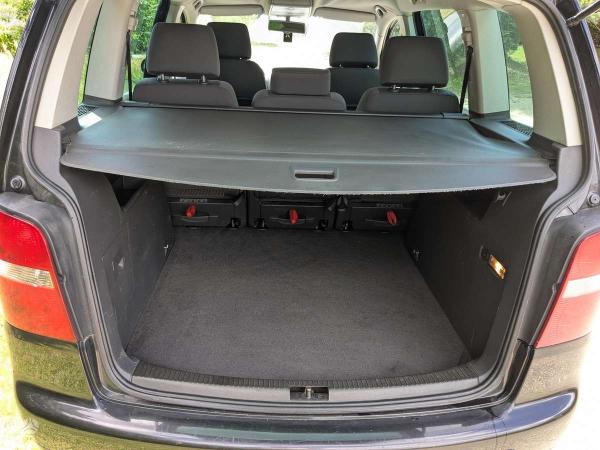 Black Volkswagen Touran 2005 in Rokiskis, with an engine capacity of 1.90 L and mileage of 270 thousand km for 2350 €, photo 5 on AUTOMOTO.COM.LV