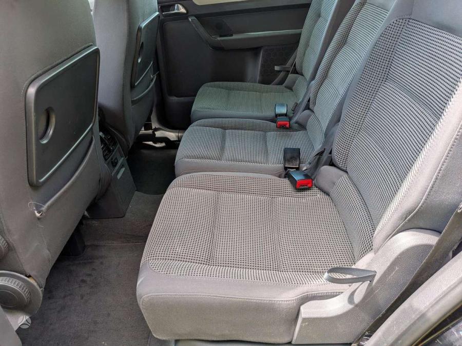 Black Volkswagen Touran 2005 in Rokiskis, with an engine capacity of 1.90 L and mileage of 270 thousand km for 2350 €, photo 12 on AUTOMOTO.COM.LV