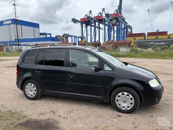 Black Volkswagen Touran 2005 in Klaipeda, with an engine capacity of 2.00 L and mileage of 345 thousand km for 1000 €, photo 3 on AUTOMOTO.COM.LV