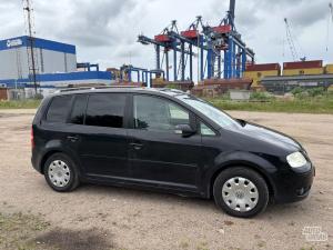 Melns Volkswagen Touran 2005 Klaipėda, ar dzinēja tilpumu 2.00 L un nobraukumu 345 tūkst. km par 1000 €, foto 4 vietnē AUTOMOTO.COM.LV
