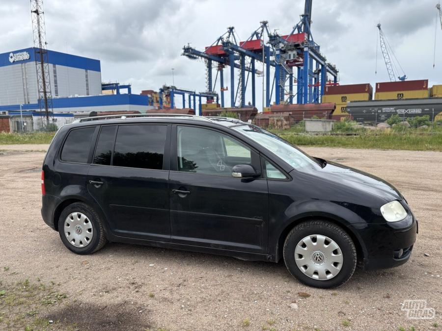 Melns Volkswagen Touran 2005 Klaipėda, ar dzinēja tilpumu 2.00 L un nobraukumu 345 tūkst. km par 1000 €, foto 4 vietnē AUTOMOTO.COM.LV