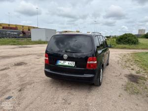 Melns Volkswagen Touran 2005 Klaipėda, ar dzinēja tilpumu 2.00 L un nobraukumu 345 tūkst. km par 1000 €, foto 5 vietnē AUTOMOTO.COM.LV