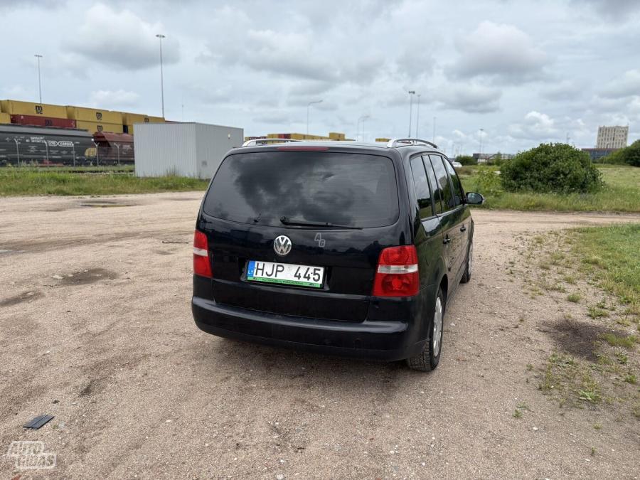 Melns Volkswagen Touran 2005 Klaipėda, ar dzinēja tilpumu 2.00 L un nobraukumu 345 tūkst. km par 1000 €, foto 5 vietnē AUTOMOTO.COM.LV