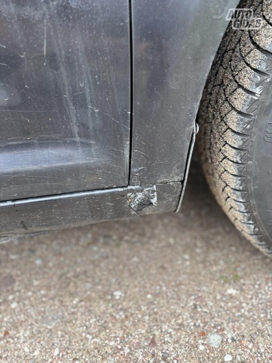 Melns Volkswagen Touran 2005 Klaipėda, ar dzinēja tilpumu 2.00 L un nobraukumu 345 tūkst. km par 1000 €, foto 6 vietnē AUTOMOTO.COM.LV