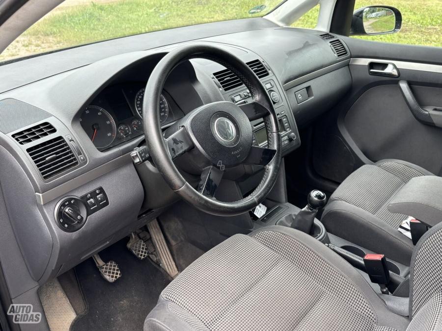 Melns Volkswagen Touran 2005 Klaipėda, ar dzinēja tilpumu 2.00 L un nobraukumu 345 tūkst. km par 1000 €, foto 9 vietnē AUTOMOTO.COM.LV
