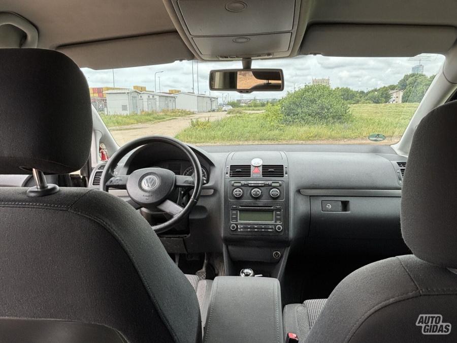 Melns Volkswagen Touran 2005 Klaipėda, ar dzinēja tilpumu 2.00 L un nobraukumu 345 tūkst. km par 1000 €, foto 10 vietnē AUTOMOTO.COM.LV