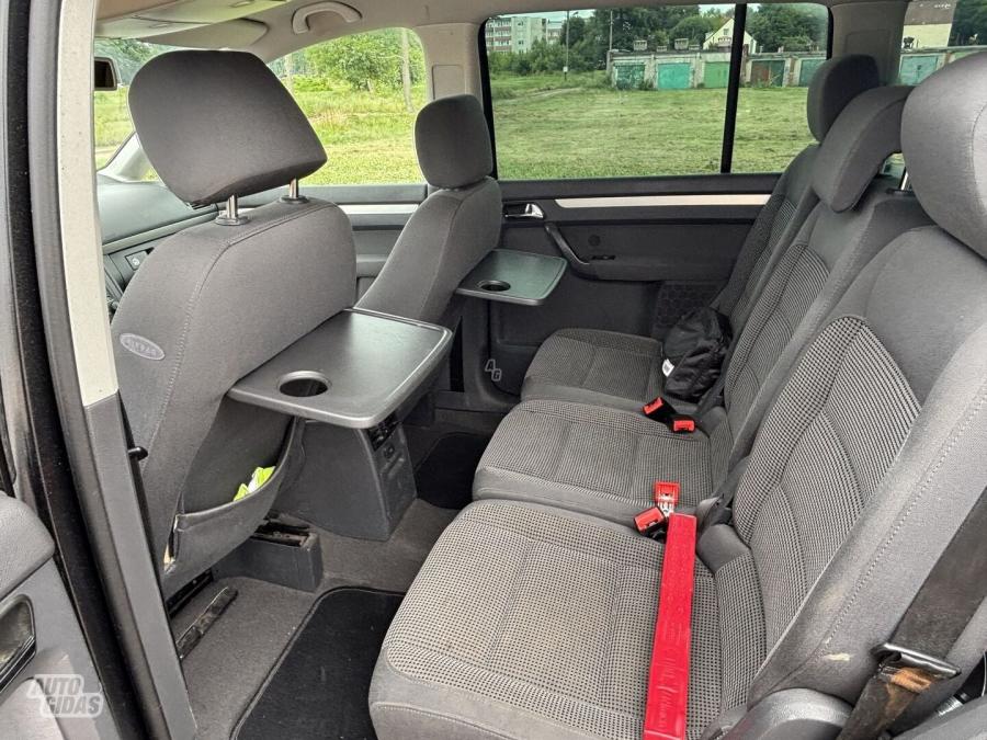 Melns Volkswagen Touran 2005 Klaipėda, ar dzinēja tilpumu 2.00 L un nobraukumu 345 tūkst. km par 1000 €, foto 13 vietnē AUTOMOTO.COM.LV