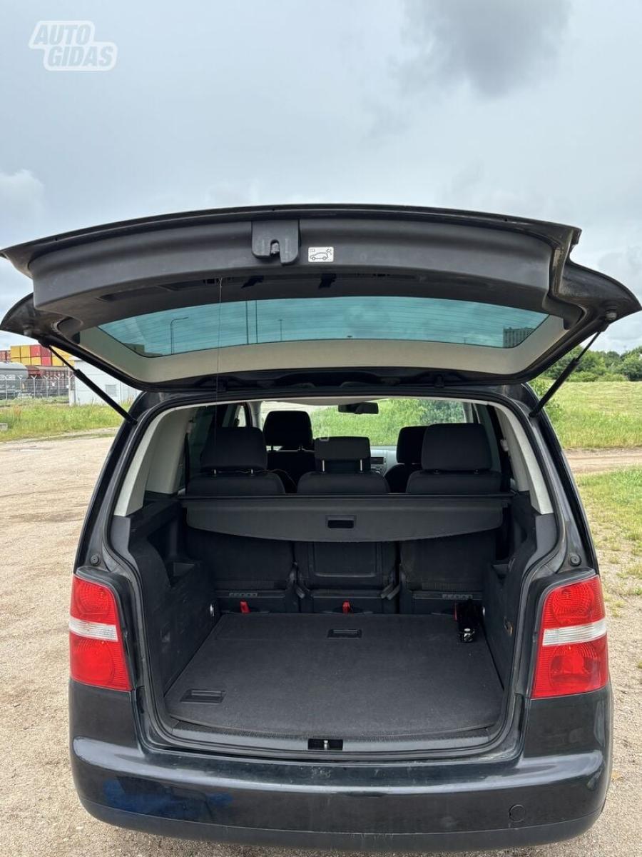 Melns Volkswagen Touran 2005 Klaipėda, ar dzinēja tilpumu 2.00 L un nobraukumu 345 tūkst. km par 1000 €, foto 16 vietnē AUTOMOTO.COM.LV