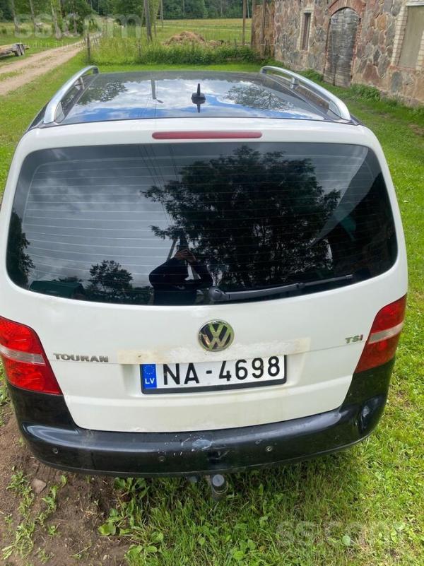 Black Volkswagen Touran 2005 in Riga, with an engine capacity of 2.00 L and mileage of 359 thousand km for 1200 €, photo 1 on AUTOMOTO.COM.LV