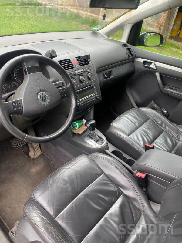 Black Volkswagen Touran 2005 in Riga, with an engine capacity of 2.00 L and mileage of 359 thousand km for 1200 €, photo 3 on AUTOMOTO.COM.LV