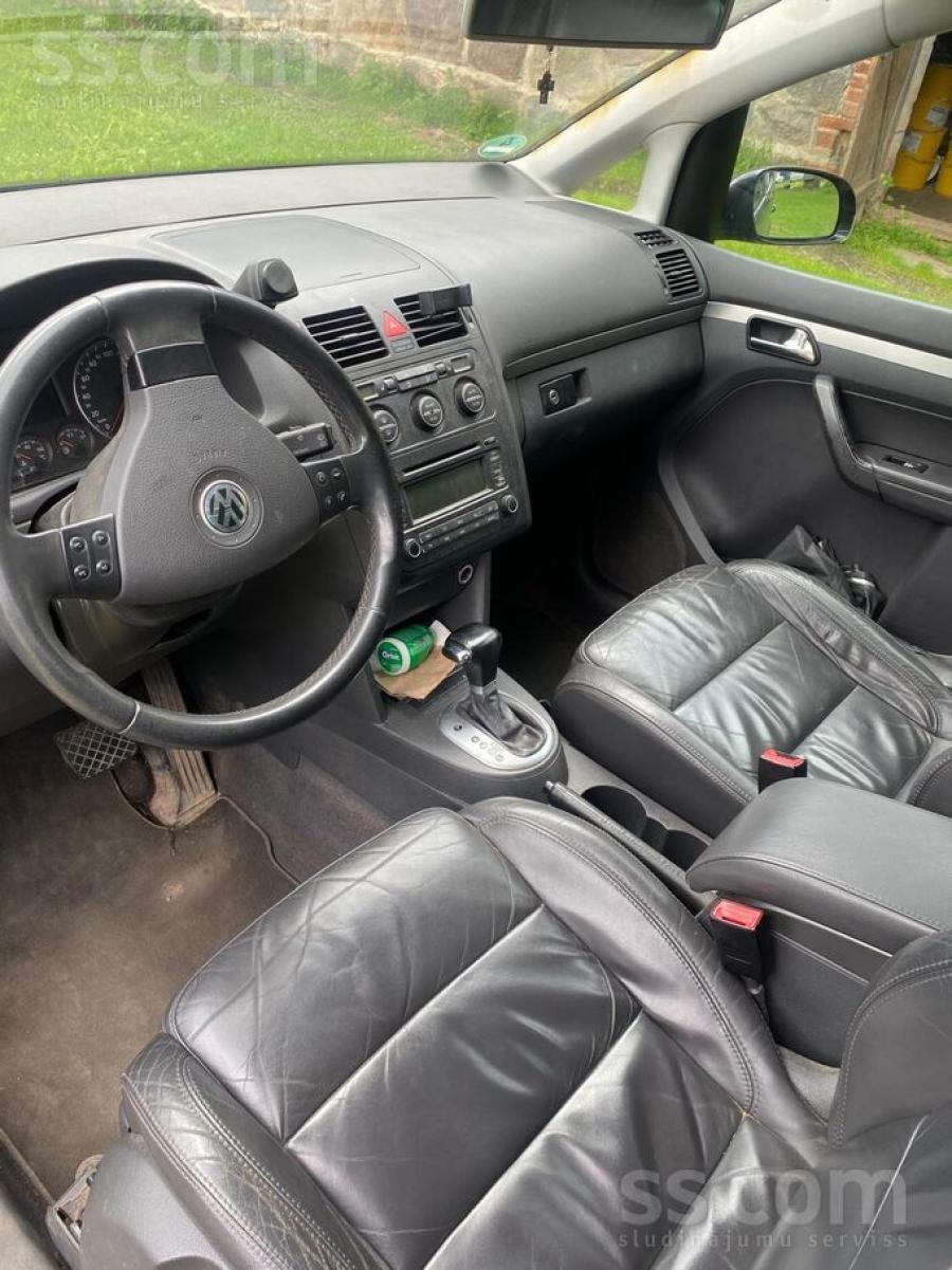 Black Volkswagen Touran 2005 in Riga, with an engine capacity of 2.00 L and mileage of 359 thousand km for 1200 €, photo 4 on AUTOMOTO.COM.LV