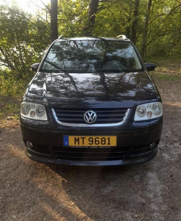 Melns Volkswagen Touran 2005 Kauņa, ar dzinēja tilpumu 1.97 L un nobraukumu 290 tūkst. km par 1950 €, foto 2 vietnē AUTOMOTO.COM.LV