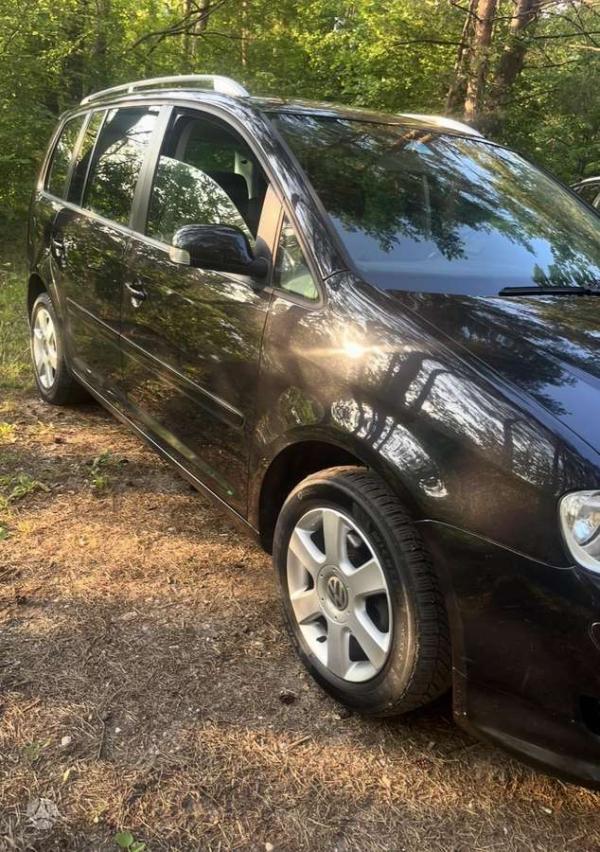 Melns Volkswagen Touran 2005 Kauņa, ar dzinēja tilpumu 1.97 L un nobraukumu 290 tūkst. km par 1950 €, foto 3 vietnē AUTOMOTO.COM.LV