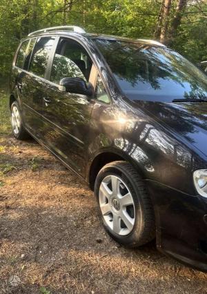 Black Volkswagen Touran 2005 in Kaunas, with an engine capacity of 1.97 L and mileage of 290 thousand km for 1950 €, photo 4 on AUTOMOTO.COM.LV