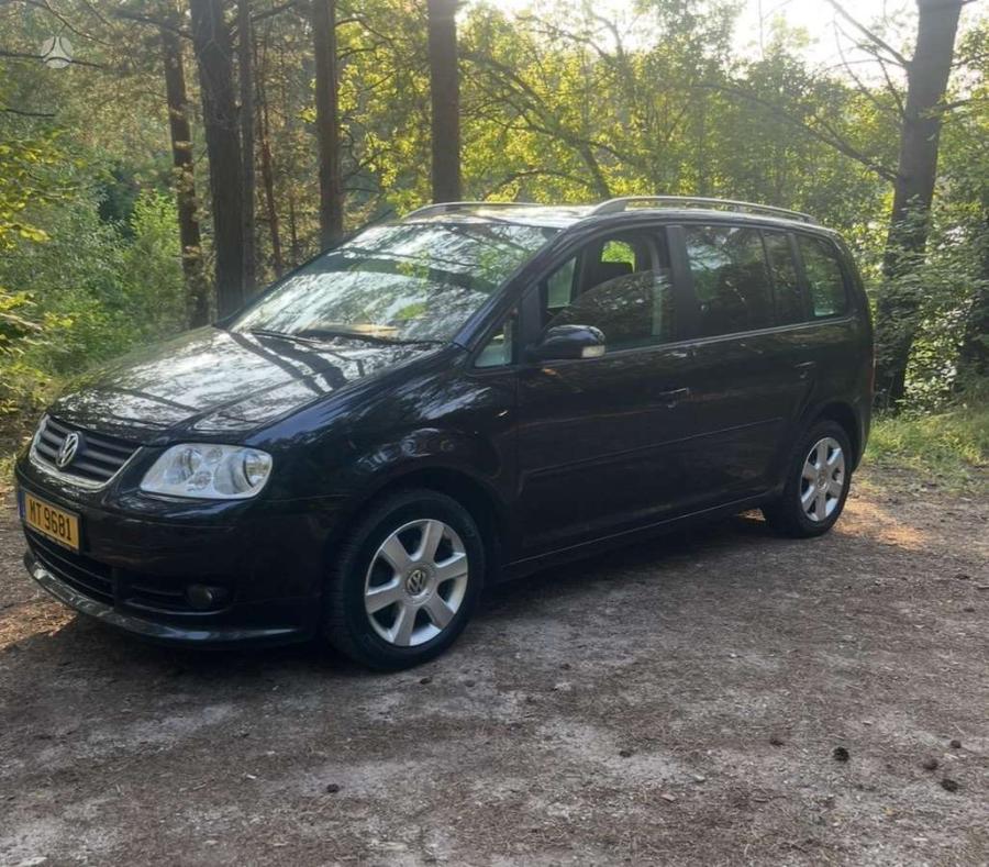 Black Volkswagen Touran 2005 in Kaunas, with an engine capacity of 1.97 L and mileage of 290 thousand km for 1950 €, photo 5 on AUTOMOTO.COM.LV
