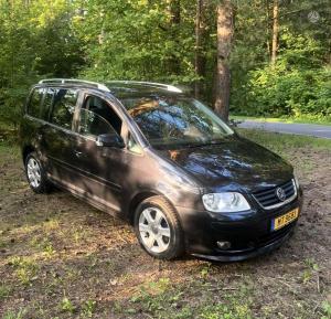 Black Volkswagen Touran 2005 in Kaunas, with an engine capacity of 1.97 L and mileage of 290 thousand km for 1950 €, photo 6 on AUTOMOTO.COM.LV