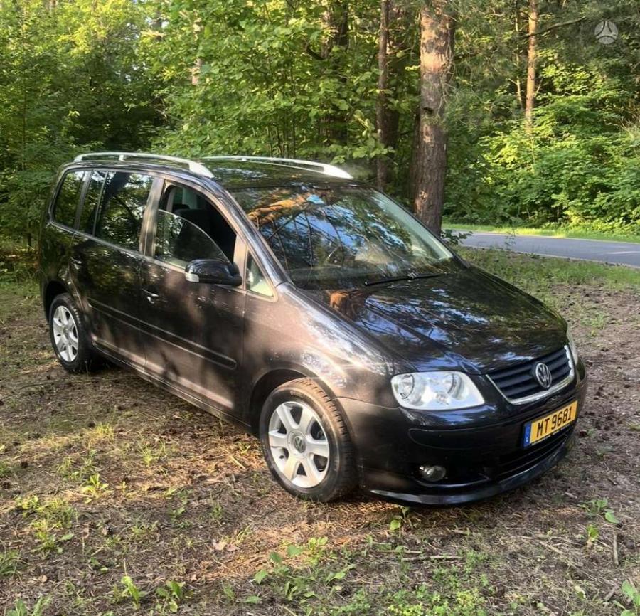 Black Volkswagen Touran 2005 in Kaunas, with an engine capacity of 1.97 L and mileage of 290 thousand km for 1950 €, photo 6 on AUTOMOTO.COM.LV