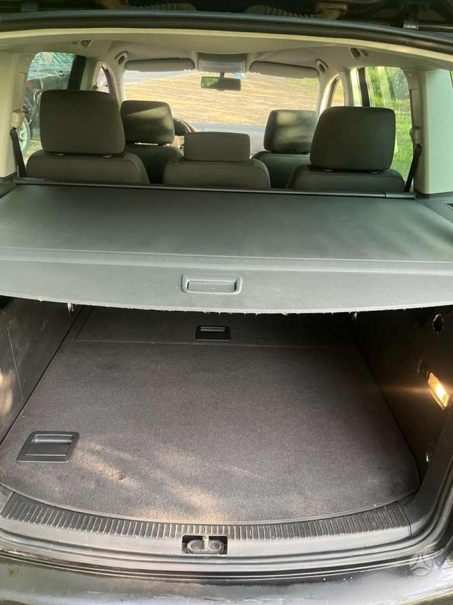 Black Volkswagen Touran 2005 in Kaunas, with an engine capacity of 1.97 L and mileage of 290 thousand km for 1950 €, photo 9 on AUTOMOTO.COM.LV