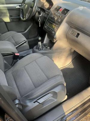 Black Volkswagen Touran 2005 in Kaunas, with an engine capacity of 1.97 L and mileage of 290 thousand km for 1950 €, photo 11 on AUTOMOTO.COM.LV