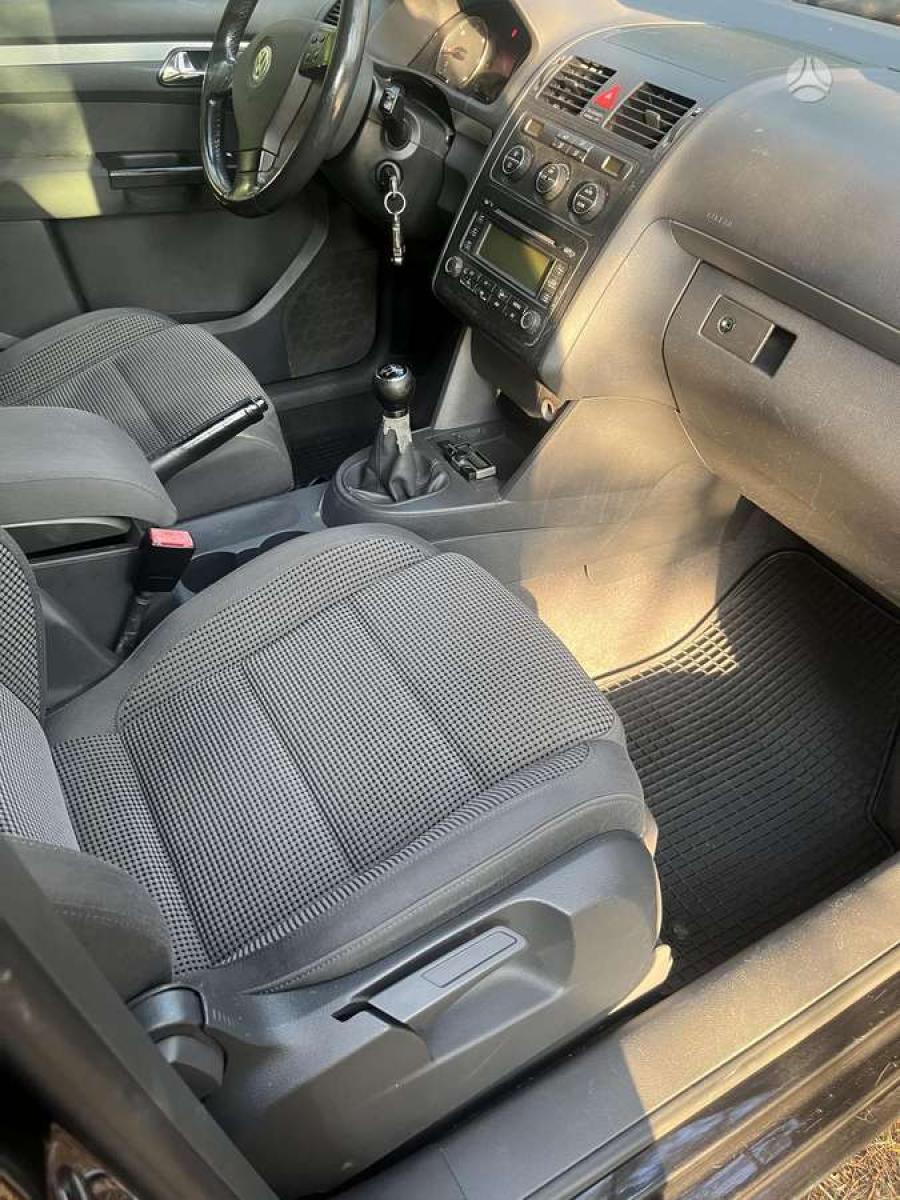 Black Volkswagen Touran 2005 in Kaunas, with an engine capacity of 1.97 L and mileage of 290 thousand km for 1950 €, photo 11 on AUTOMOTO.COM.LV