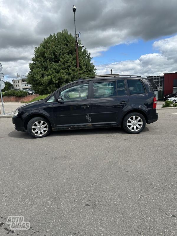 Melns Volkswagen Touran 2005 Kauņa, ar dzinēja tilpumu 1.90 L un nobraukumu 328 tūkst. km par 800 €, foto 3 vietnē AUTOMOTO.COM.LV
