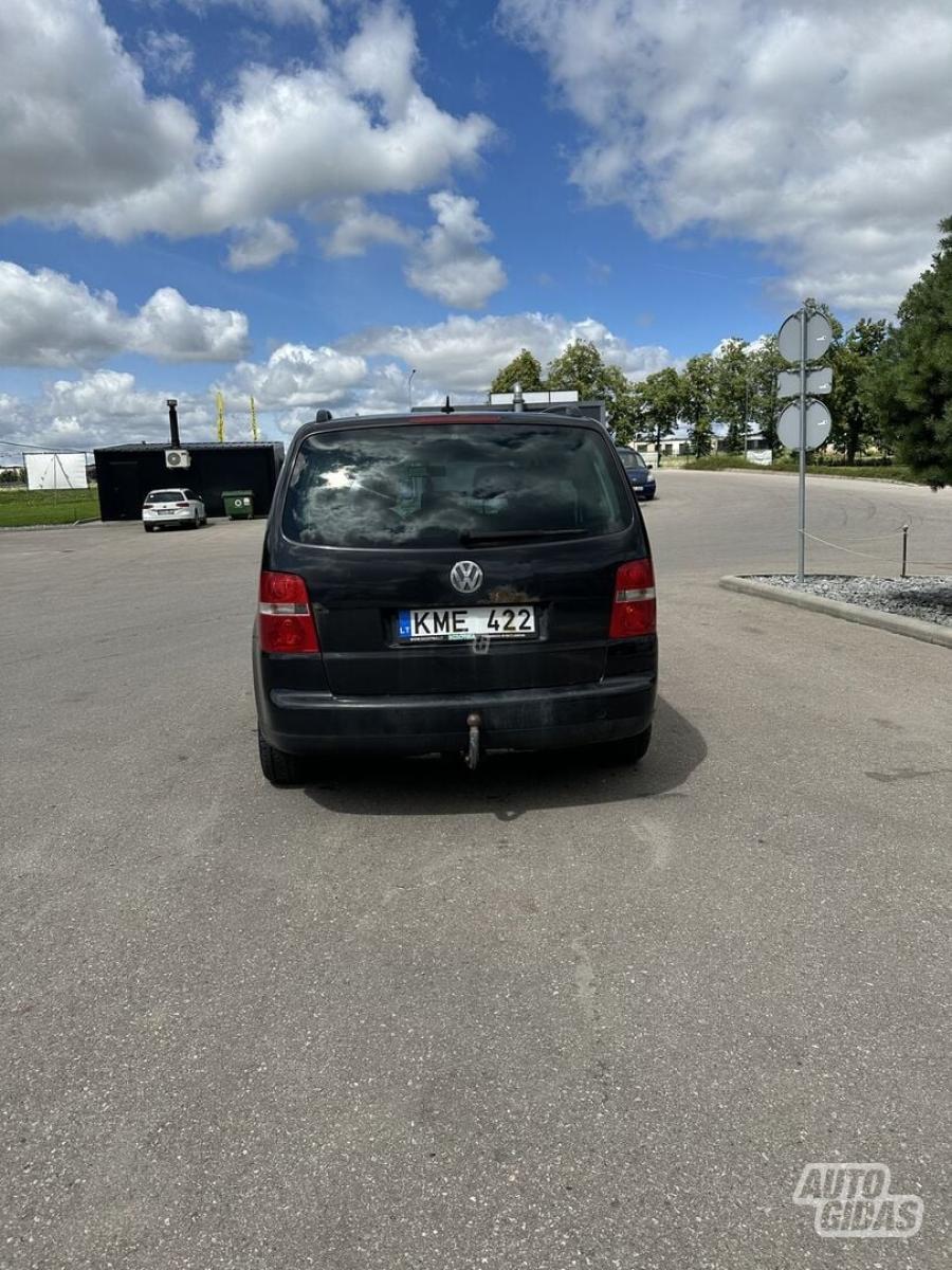 Melns Volkswagen Touran 2005 Kauņa, ar dzinēja tilpumu 1.90 L un nobraukumu 328 tūkst. km par 800 €, foto 6 vietnē AUTOMOTO.COM.LV