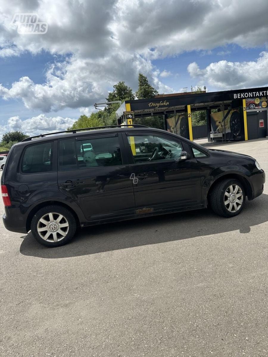 Melns Volkswagen Touran 2005 Kauņa, ar dzinēja tilpumu 1.90 L un nobraukumu 328 tūkst. km par 800 €, foto 8 vietnē AUTOMOTO.COM.LV