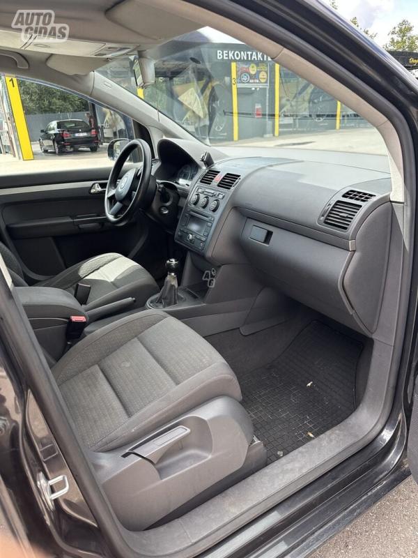Melns Volkswagen Touran 2005 Kauņa, ar dzinēja tilpumu 1.90 L un nobraukumu 328 tūkst. km par 800 €, foto 9 vietnē AUTOMOTO.COM.LV