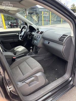 Melns Volkswagen Touran 2005 Kauņa, ar dzinēja tilpumu 1.90 L un nobraukumu 328 tūkst. km par 800 €, foto 10 vietnē AUTOMOTO.COM.LV