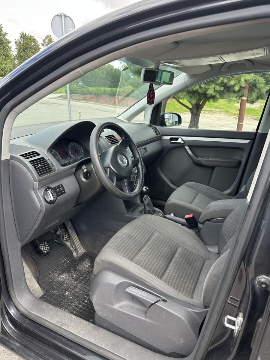 Melns Volkswagen Touran 2005 Kauņa, ar dzinēja tilpumu 1.90 L un nobraukumu 328 tūkst. km par 800 €, foto 11 vietnē AUTOMOTO.COM.LV