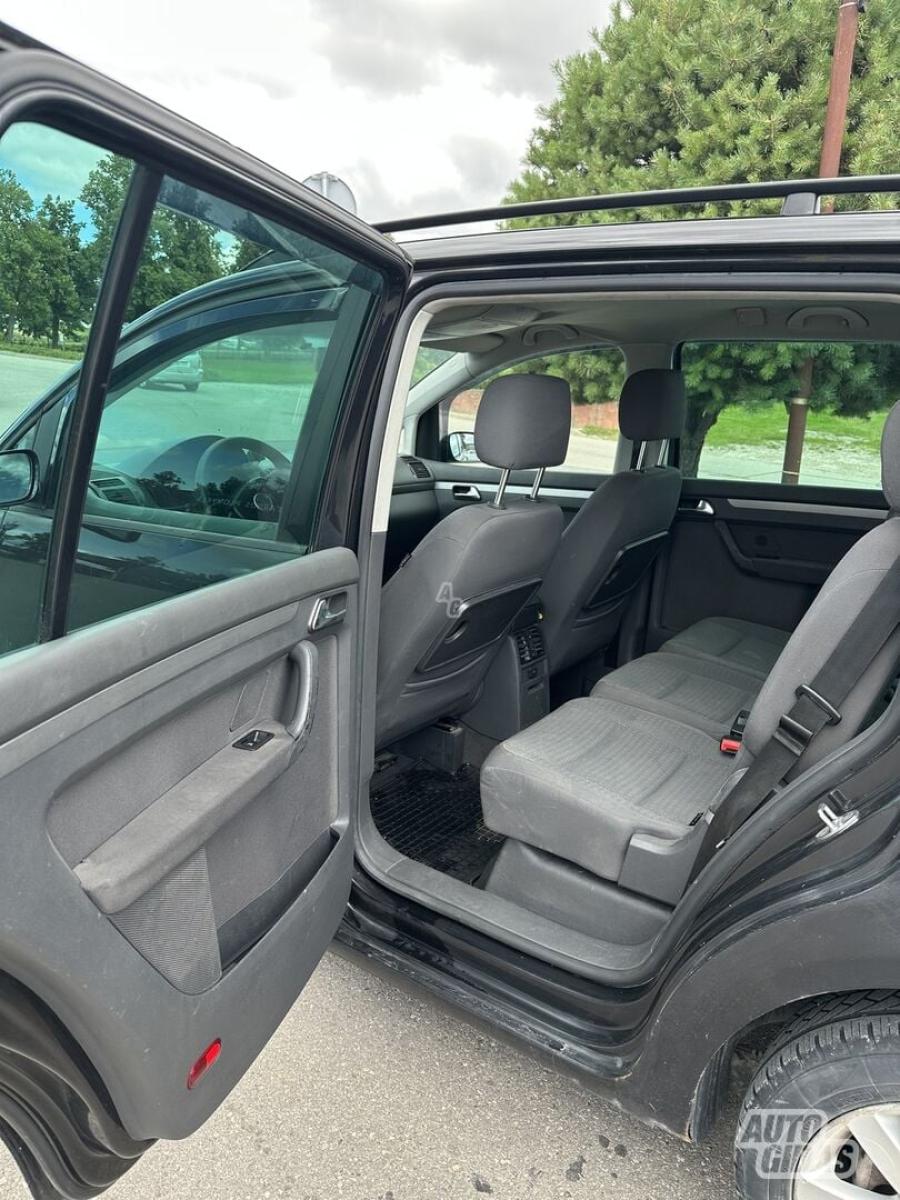 Melns Volkswagen Touran 2005 Kauņa, ar dzinēja tilpumu 1.90 L un nobraukumu 328 tūkst. km par 800 €, foto 12 vietnē AUTOMOTO.COM.LV