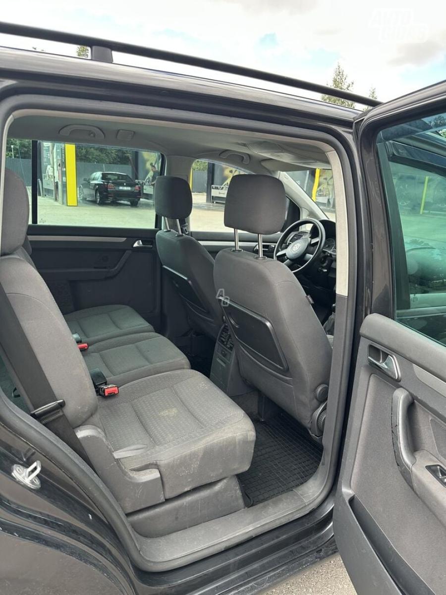 Melns Volkswagen Touran 2005 Kauņa, ar dzinēja tilpumu 1.90 L un nobraukumu 328 tūkst. km par 800 €, foto 13 vietnē AUTOMOTO.COM.LV