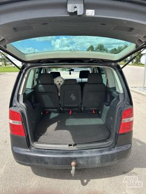 Melns Volkswagen Touran 2005 Kauņa, ar dzinēja tilpumu 1.90 L un nobraukumu 328 tūkst. km par 800 €, foto 16 vietnē AUTOMOTO.COM.LV