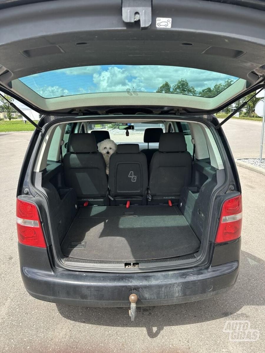 Melns Volkswagen Touran 2005 Kauņa, ar dzinēja tilpumu 1.90 L un nobraukumu 328 tūkst. km par 800 €, foto 16 vietnē AUTOMOTO.COM.LV