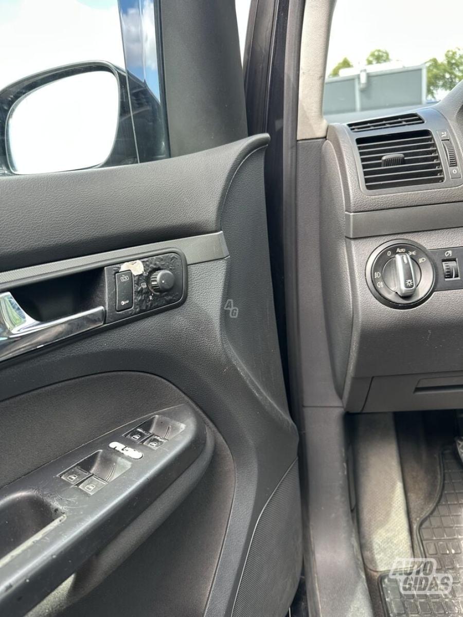 Melns Volkswagen Touran 2005 Kauņa, ar dzinēja tilpumu 1.90 L un nobraukumu 328 tūkst. km par 800 €, foto 17 vietnē AUTOMOTO.COM.LV