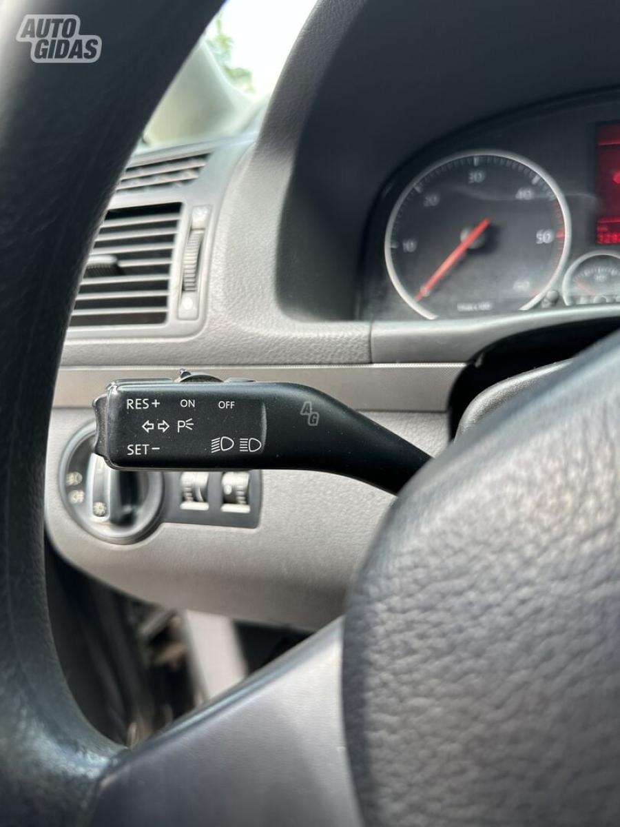 Melns Volkswagen Touran 2005 Kauņa, ar dzinēja tilpumu 1.90 L un nobraukumu 328 tūkst. km par 800 €, foto 18 vietnē AUTOMOTO.COM.LV