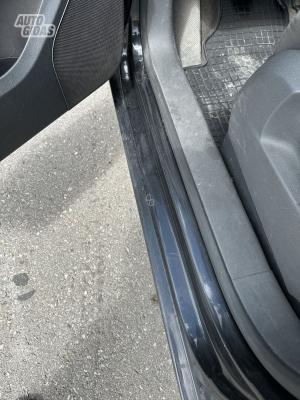 Melns Volkswagen Touran 2005 Kauņa, ar dzinēja tilpumu 1.90 L un nobraukumu 328 tūkst. km par 800 €, foto 20 vietnē AUTOMOTO.COM.LV