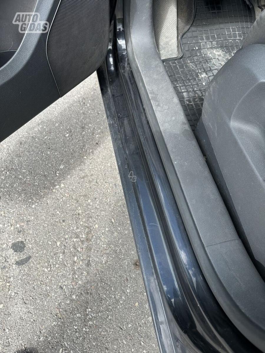 Melns Volkswagen Touran 2005 Kauņa, ar dzinēja tilpumu 1.90 L un nobraukumu 328 tūkst. km par 800 €, foto 20 vietnē AUTOMOTO.COM.LV