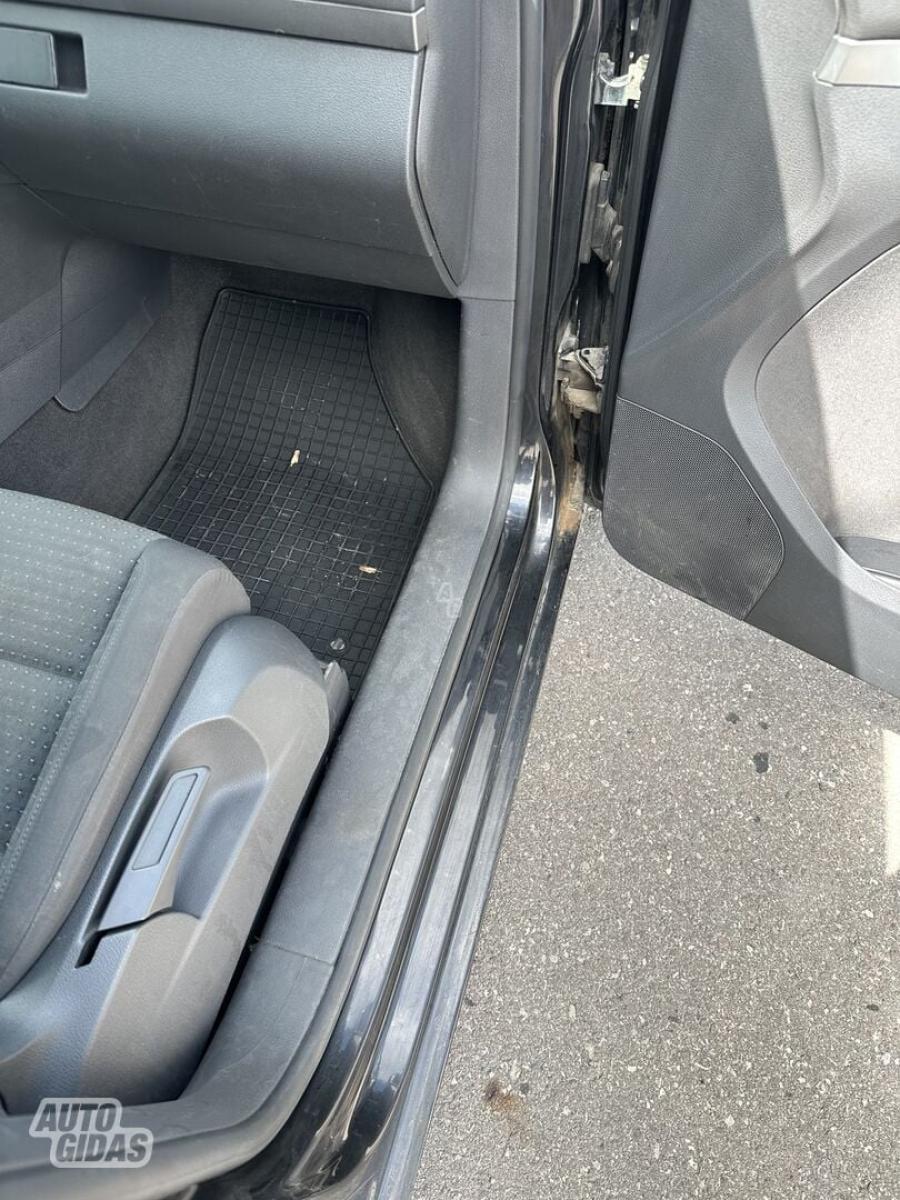 Melns Volkswagen Touran 2005 Kauņa, ar dzinēja tilpumu 1.90 L un nobraukumu 328 tūkst. km par 800 €, foto 22 vietnē AUTOMOTO.COM.LV