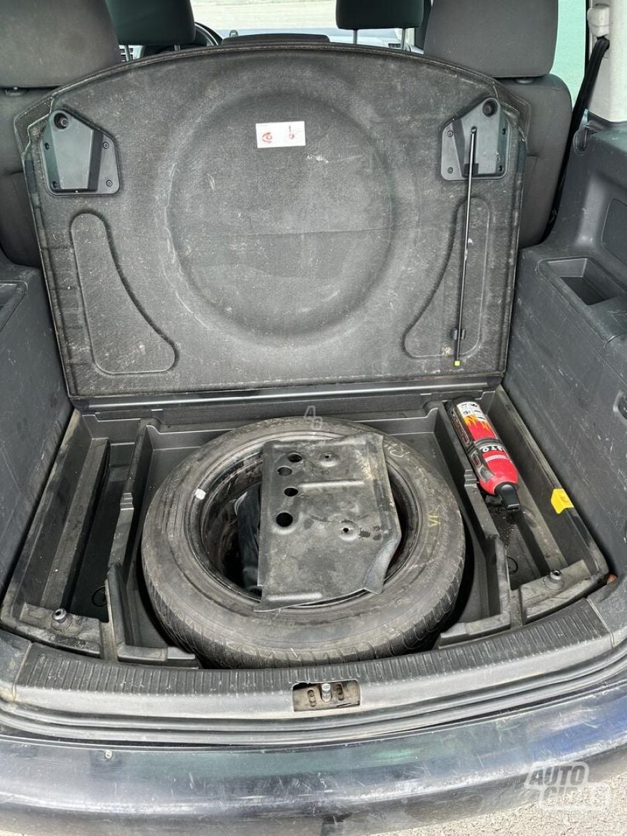 Melns Volkswagen Touran 2005 Kauņa, ar dzinēja tilpumu 1.90 L un nobraukumu 328 tūkst. km par 800 €, foto 24 vietnē AUTOMOTO.COM.LV