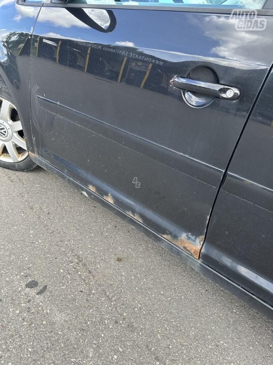 Melns Volkswagen Touran 2005 Kauņa, ar dzinēja tilpumu 1.90 L un nobraukumu 328 tūkst. km par 800 €, foto 27 vietnē AUTOMOTO.COM.LV
