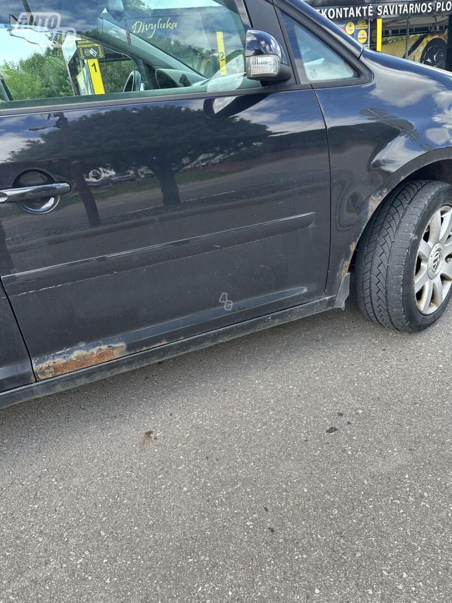 Melns Volkswagen Touran 2005 Kauņa, ar dzinēja tilpumu 1.90 L un nobraukumu 328 tūkst. km par 800 €, foto 28 vietnē AUTOMOTO.COM.LV