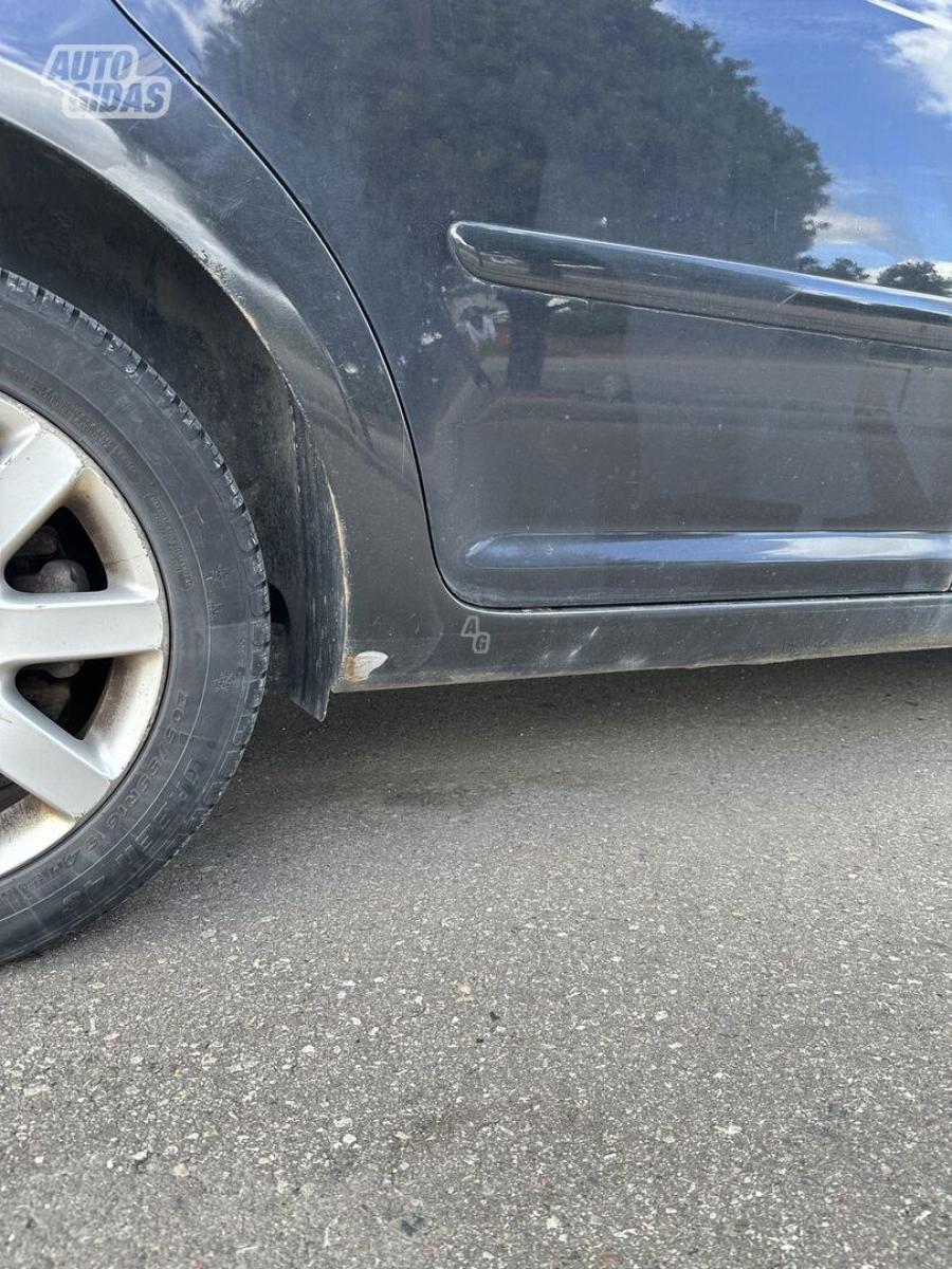 Melns Volkswagen Touran 2005 Kauņa, ar dzinēja tilpumu 1.90 L un nobraukumu 328 tūkst. km par 800 €, foto 29 vietnē AUTOMOTO.COM.LV