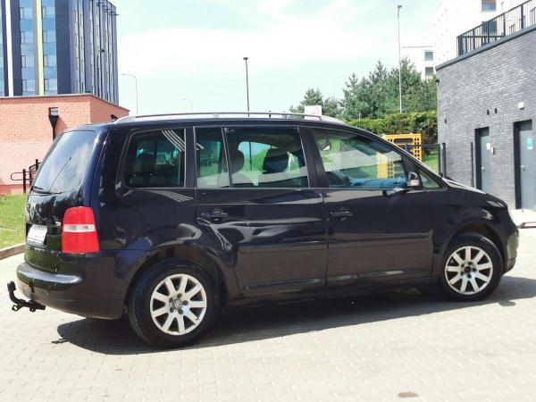 Black Volkswagen Touran 2005 in Vilnius, with an engine capacity of 1.97 L and mileage of 403 thousand km for 1000 €, photo 3 on AUTOMOTO.COM.LV