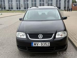 Black Volkswagen Touran 2005 in Valmiera, with an engine capacity of 1.90 L and mileage of 285 thousand km for 1190 €, photo 3 on AUTOMOTO.COM.LV